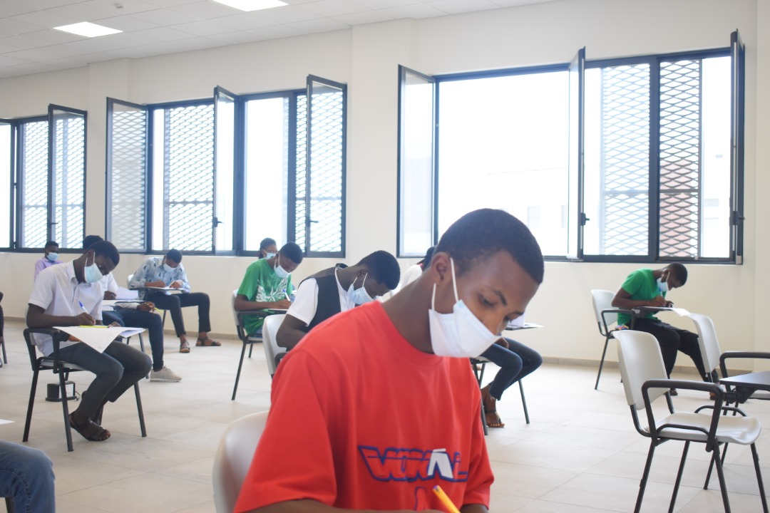 Pioneer students of UESD, write first end of semester exams ...