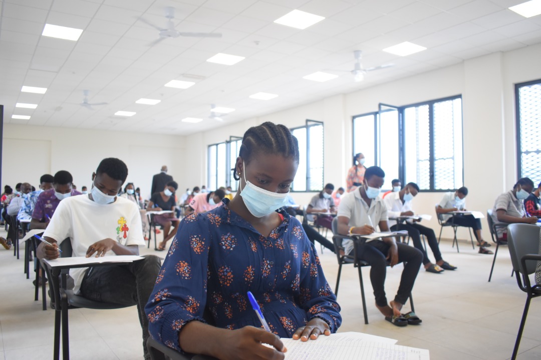 Pioneer students of UESD, write first end of semester exams ...